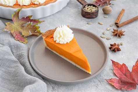 어두운 나무 배경에 휘핑 크림과 계피를 곁들인 전통적인 호박 파이 추수 감사절 또는 할로윈을위한 수제 과자 공간을 복사합니다 0명에 대한 스톡 사진 및 기타 이미지 Istock