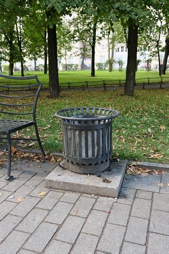 쓰레기로 가득 찬 도시 거리의 공공 쓰레기통 쓰레기통 용기에 담긴 플라스틱 폐기물 0명에 대한 스톡 사진 및 기타 이미지 0명 감소 금속 Istock