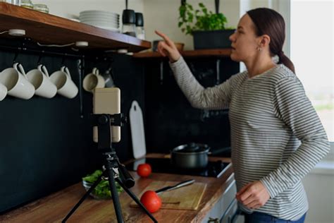 여자 요리 및 비디오 스트리밍 동영상 블로거 음식 블로거 가정 생활에 대한 스톡 사진 및 기타 이미지 가정 생활 가정 주방 가정 주부 Istock
