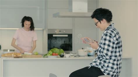 Dos Amigas Lesbianas Desayunando Bes Ndose Y Abraz Ndose En La Cocina Estilo De Vida De La