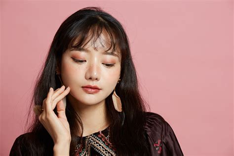 분홍색 배경에 주근깨 메이크업을 한 젊은 여성의 초상화 여자에 대한 스톡 사진 및 기타 이미지 여자 일본 민족 유색 배경