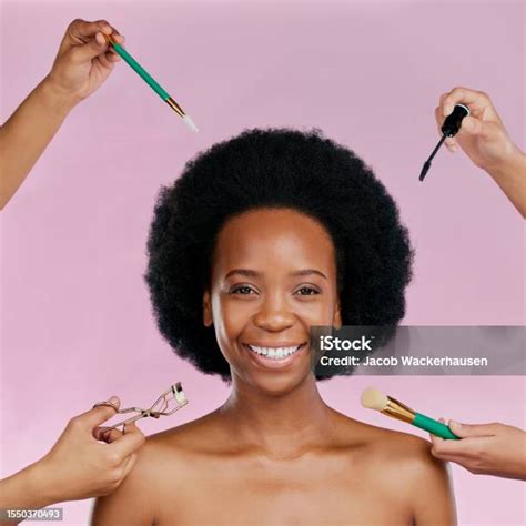 초상화 미소 그리고 스튜디오 배경에 대한 화장품 도구 피부과 또는 행복을 가진 흑인 여성 얼굴 여성 또는 모델 메이크업 브러쉬