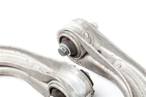 사진 스튜디오에서 흰색 고립 된 배경에 자동 블록알루미늄 서스펜션 암의 조각 자동차 서비스에서 판매 또는 자동차 수리 중에 교체예비 부품 0명에 대한 스톡 사진 및 기타