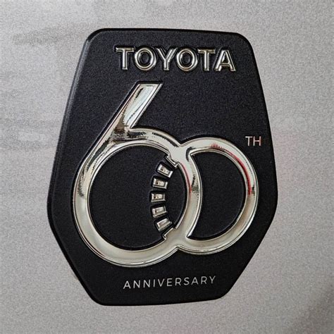 พร้อมส่ง 🚗 ของแท้ สติ๊กเกอร์ โตโยต้า ครบรอบ 60 ปี แบบติดข้างบังโคลนด้านหน้า รุ่นพรีเมี่ยม