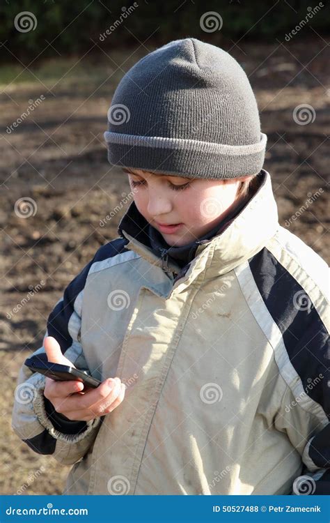 Pojke Som Spelar Med Smartphonen Arkivfoto Bild Av Spelrum Barn