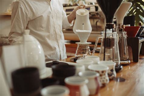 그라인더 꾸미다양조하다 드립 커피 따뜻한 조명 뜨거운 음료 라떼 목조 테이블 미식가 커피 바리스타 바리스타 도구 바리스타 액션 브루잉 수공예품 수동