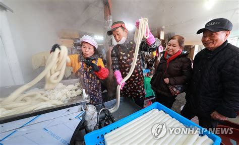 가래떡 뽑기 한창인 떡 방앗간 연합뉴스