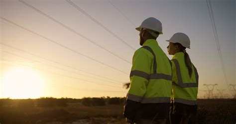 전기 검사 및 타워 점검을 위한 일몰이 있는 발전소의 팀워크 전기 엔지니어 및 건설 에너지 분배 및 유지보수를 위한 엔지니어링 후방 또는 협업 전기 연료 및 전력 생산에