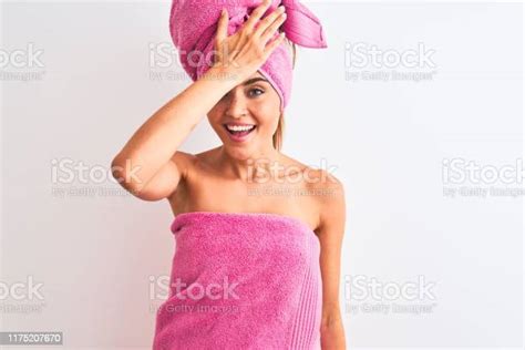 고립 된 흰색 배경 위에 목욕 후 샤워 타월을 입고 젊은 아름다운 여성은 실수로 머리에 손을 놀라게 오류를 기억합니다 잊어 버린 나쁜 메모리 개념 갈색 머리에 대한 스톡