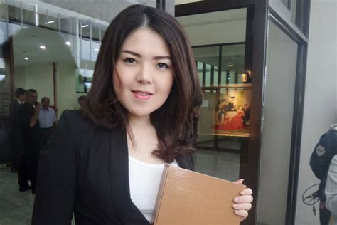 Tinna Toon Akhirnya Lulus S2 Ilmu Hukum