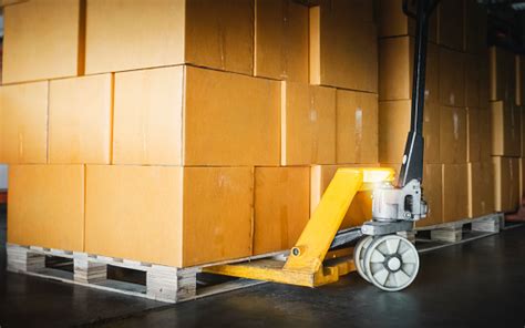 포장 상자는 핸드 팔레트 트럭과 팔레트에 쌓여 있습니다 판지 골판지 상자 유통 창고 화물 운송 창고 물류를 배송하는 소모품 건강관리와 의술에 대한 스톡 사진 및 기타 이미지