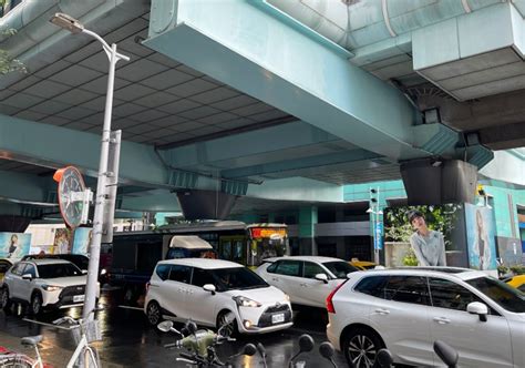 忠孝復興站設墩柱巨幅廣告賺錢違規台北捷運澄清試辦沒違法 城市學