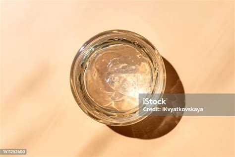 투명한 화장품 베이지 색 배경에 젤 또는 크림이있는 항아리 자기 관리를위한 항산화 크림이 함유 된 브랜드가없는 패키지 위에서보기 사람 얼굴에 대한 스톡 사진 및 기타 이미지