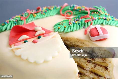 설탕 페이스트 장식 크리스마스 케이크 의 조각 바나나 초콜릿 케이크의 컷 0명에 대한 스톡 사진 및 기타 이미지 0명 공휴일 나무 Istock
