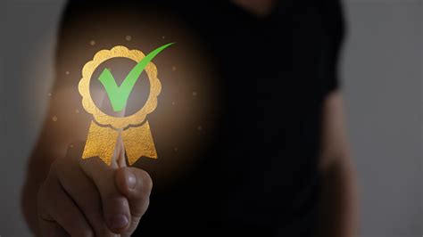 최고의 품질 보증의 가상 화면 아이콘을 터치하는 사업가 확인 표시 기호는 표준 품질 관리를 나타냅니다 Iso 인증 국제 표준 및 품질 보증 0명에 대한 스톡 사진 및 기타