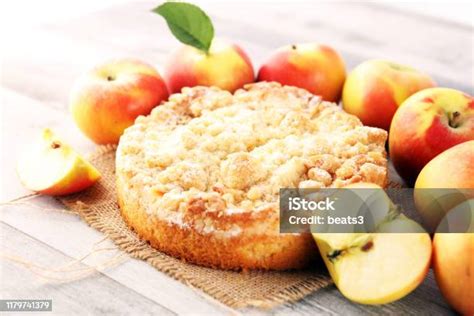 사과 파이 또는 나무에 사과와 수제 케이크 델리쿠스 디저트 사과 타르트 가을에 대한 스톡 사진 및 기타 이미지 가을 갈색 계피 Istock