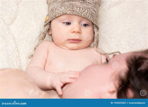 Junge Mutter Spielt Mit Ihrem Kleinen Sohn Den Sie Zärtlich Küsst Stockbild Bild von kind