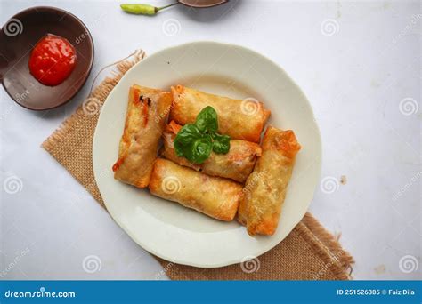 来自印尼西马郎的传统春卷皮小吃 传统春卷制鸡蛋和秋千 库存图片 图片 包括有 印度尼西亚语 膳食 251526385