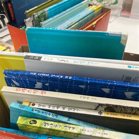 아트로드 문래도서관에서 기증받은 파손도서입니다 문래도서관에서는 1년에 1천여 권의 도서가 파손도서로 분류되어 버려진다고 하네요 행사장 한편에 작은 도서관을 마련하고