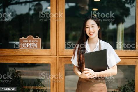 스타트 업 성공 중소기업 소유자 Sme 여자는 카페에서 태블릿을 들고 서 있습니다 여자 바리 스타 카페 주인 경영자에 대한 스톡 사진 및 기타 이미지 Istock