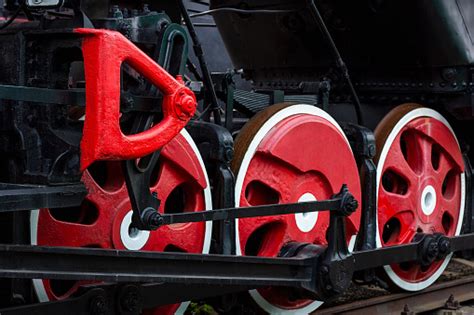 기차역에서 오래된 검은 색과 빨간색 복고풍 증기 기관차 바퀴 철도에 머무르는 빈티지 열차 0명에 대한 스톡 사진 및 기타 이미지