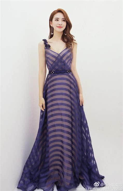 刘烨，湖南卫视气质美女主持人，才华与颜值并重，穿搭淡雅迷人 花瓣网