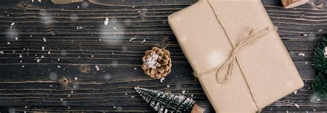 나무 배경에 선물 상자 장식 크리스마스 휴일 구성 새해와 크리스마스 또는 시즌 상단보기 또는 평면 누워 배너 웹 사이트에 나무 테이블에 선물과 기념일 개념에 대한 스톡 사진