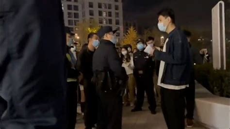 阿波罗网唯一官方推号 On Twitter 白纸革命中国遍地开花 他拿白纸写“7字箴言”警方缩手图