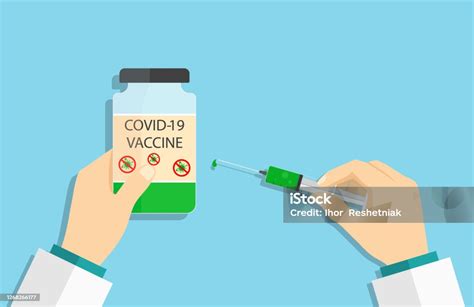 코비드19 백신 예방 접종을위해 의사의 손에 주사기 주사와 유리병을 위한 바늘을 가진 주사기 백신 독감으로부터의 면역 병원에서