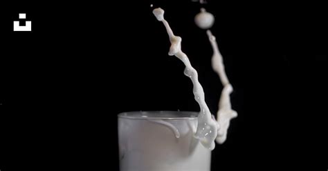 유리잔에서 딸기와 함께 우유가 튀어 나옵니다 사진 Unsplash의 무료 튀김 이미지