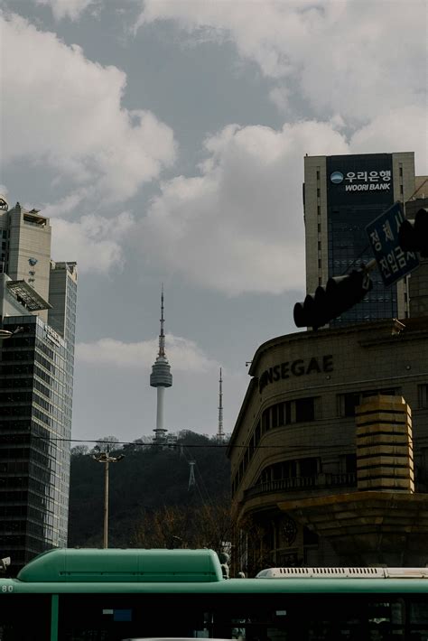 N 서울 타워 건물 건축 경치 경치 좋은 전망 골든 아워 관광 명소 구름 구름 형성 남산 타워 낮과 밤 다이나믹한 스카이라인 대한민국 도시 관광