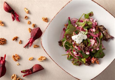 Σαλάτα με παντζάρι καρύδια And Flair Cottage Cheese Fage Greece