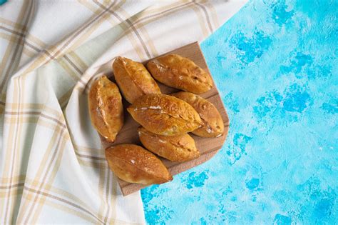 블루 테이블에 맛 있는 파이 양배추와의 작은 파이 수 제 케이크입니다 갈색에 대한 스톡 사진 및 기타 이미지 갈색 고기 노랑 Istock