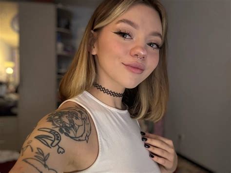 Do You Think I Look Cute🤭 R Sfwnextdoorgirls