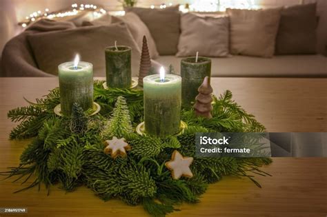 재림 거실의 나무 테이블에 두 개의 녹색 촛불과 크리스마스 장식이 있는 화환 복사 공간 선택한 초점 0명에 대한 스톡 사진 및 기타 이미지 Istock