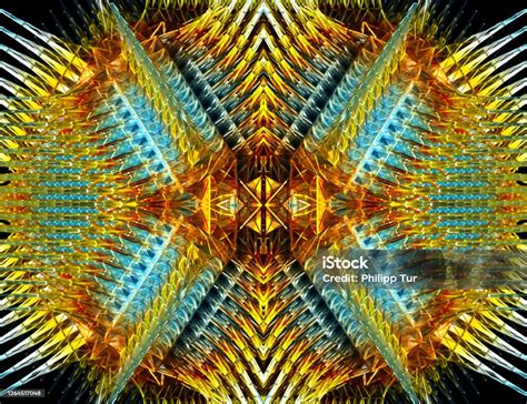 파란색과 노란색 그라데이션 색상의 유리 소재의 삼각형 또는 피라미드 모양을 기반으로 한 초현실적 인 외계인 프랙탈 크리스탈 사이버 메커니즘의 일부로 추상 미술 3d 배경의