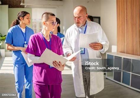의료 종사자들은 현대적인 병원 환경에서 협업하며 첨단 기술 속에서 환자 치료 및 치료 계획을 논의합니다 4 명에 대한 스톡 사진 및 기타 이미지 Istock