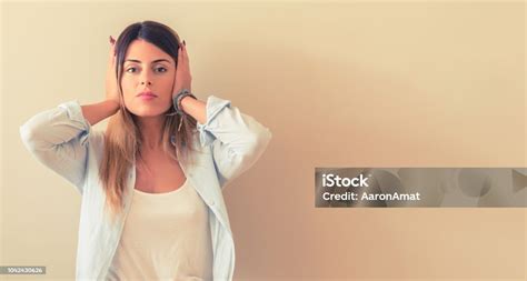 성가신 시끄러운 소음을 무시 하 고 귀를 덮고 벽에 아름 다운 여자의 빈티지 사진 청각 소리를 피하기 위해 귀 플러그 시끄러운 음악 문제입니다 가리기에 대한 스톡 사진 및