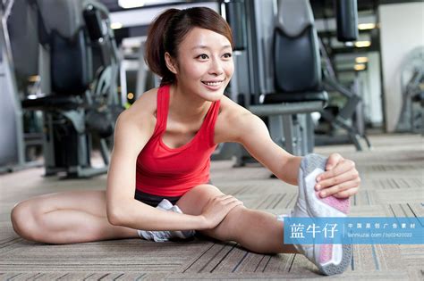 青年女子在健身馆健身 蓝牛仔影像 中国原创广告影像素材