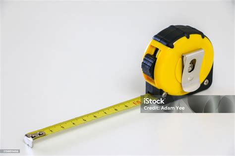 흰색 배경에 10cm로 고정된 검은색과 노란색 개폐식 줄자는 길이 너비 및 높이를 측정하는 데 유용한 도구입니다 정확성 및 정밀도 개념 0명에 대한 스톡 사진 및 기타