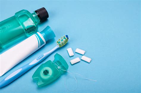 치과 치료를 위한 도구 교정 칫 솔 치 실 치약 보이지 않는 치과 Aligners 현대 치아 괄호 투명 교정기 화장품 치과 교정 치과에서 이빨을 가글에 대한 스톡 사진 및