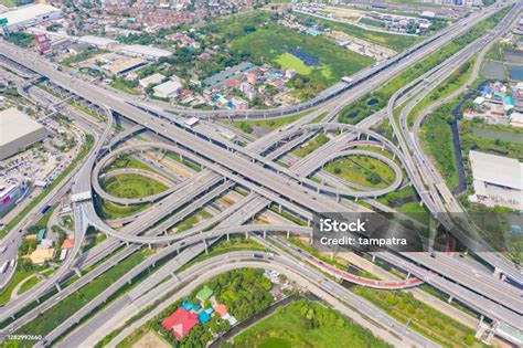 고속도로 교차로에서 운전하는 자동차의 공중 보기 건축 개념의 연결 네트워크에서 도로를 브리지 맨 위 보기입니다 도시 방콕 태국 거리에 대한 스톡 사진 및 기타 이미지