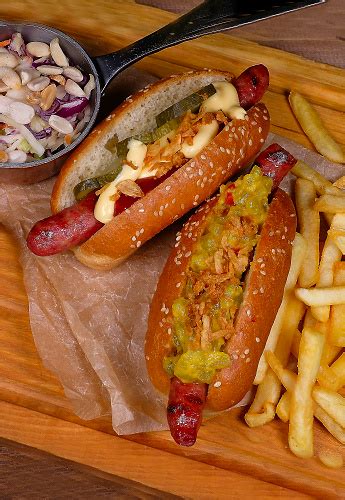 케첩과 겨자를 곁들인 프렌치 프라이와 핫도그 나무 책상 위에서 바라보는 전망 0명에 대한 스톡 사진 및 기타 이미지 0명 감자 요리 겨자 Istock