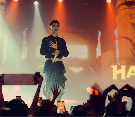 ដេីរយឺតតែមិនថយក្រោយ វណ្ណដា ច្រៀងតាំងពីគ្មានអ្នកស្គាល់រហូតដល់ហ្វេនរាប់លាននាក់ មានវីដេអូ