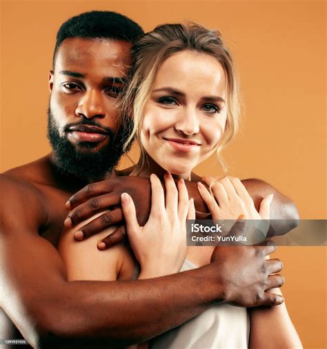 젊은 예쁜 커플 다양한 인종 함께 갈색 배경에 민감한 포즈 라이프 스타일 사람들 개념 2명에 대한 스톡 사진 및 기타 이미지 2명 갈색 개념 Istock