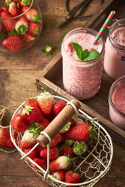 나무 테이블에 딸기 밀크 쉐이크입니다 사진 무료 다운로드 Lovepik