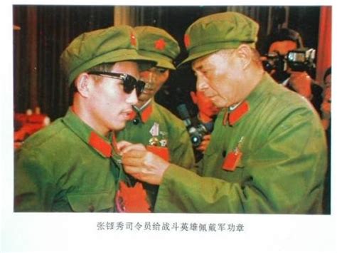 老山战役中，他受八处重伤，在双目失明的情况下带领战士收复了高地