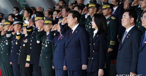 거수경례하는 윤 대통령