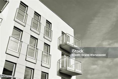 현대 호화 스러운 아파트 건물입니다 흑인과 백인입니다 거리에 대한 스톡 사진 및 기타 이미지 거리 건물 정면 건축 Istock