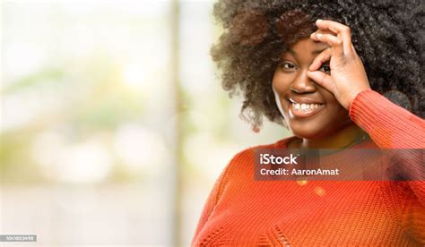 확인 제스처에 그녀의 손가락을 통해 카메라를 보고 쌍안경 아름 다운 눈과 미소를 모방 곱슬 머리에 대한 스톡 사진 및 기타 이미지 곱슬 머리 구멍 귀여운 Istock